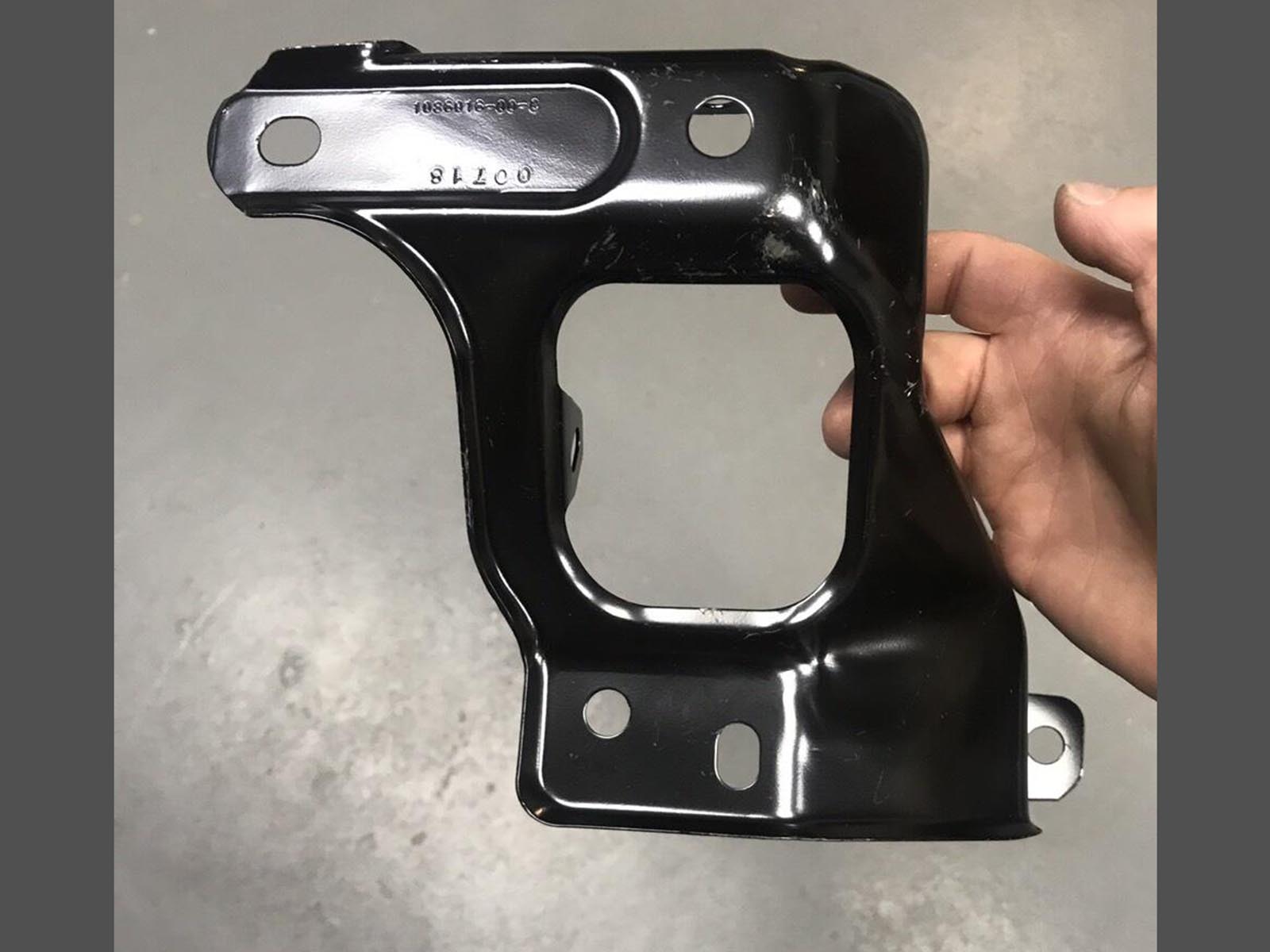 Tesla Model 3: Front Left Bumper Fender Support (1086017-S0-A,1086017S